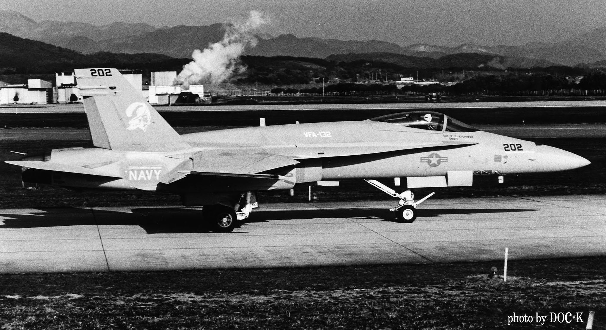 最後の2枚は1987年新田原基地祭に展示されたVFA-132のAK-200とAK-202である。
