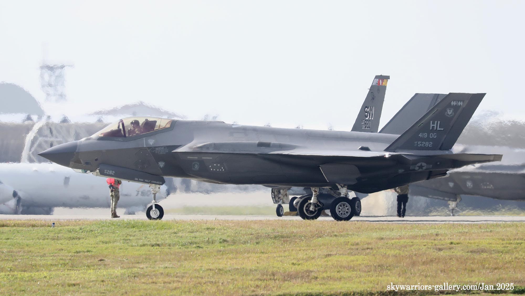 ↑ 2025年1月某日 嘉手納基地R/W05-Rで離陸する第466戦闘機中隊（466th FS)の司令官指定機F-35A/20-5566