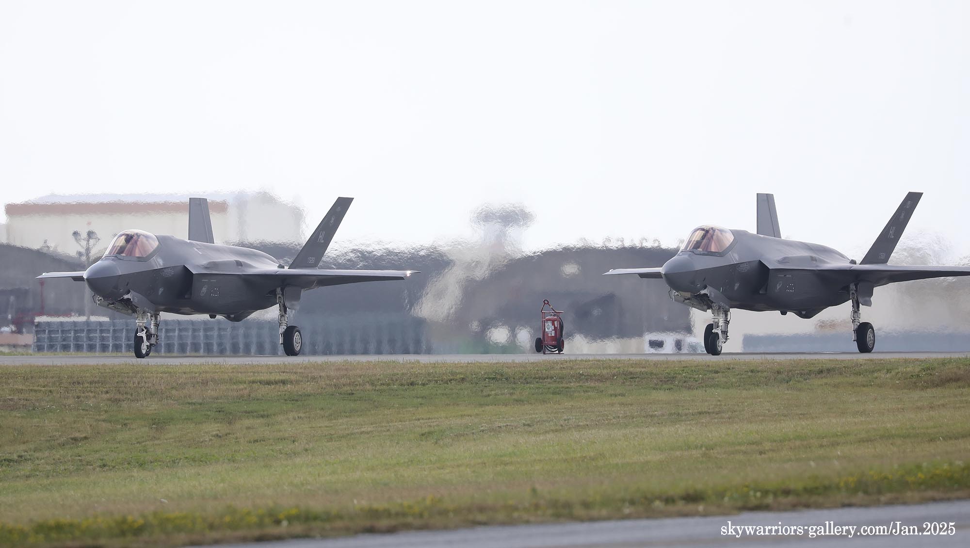 ↑ 2025年1月某日 嘉手納基地R/W05-Rで離陸する第466戦闘機中隊（466th FS)の司令官指定機F-35A/20-5566