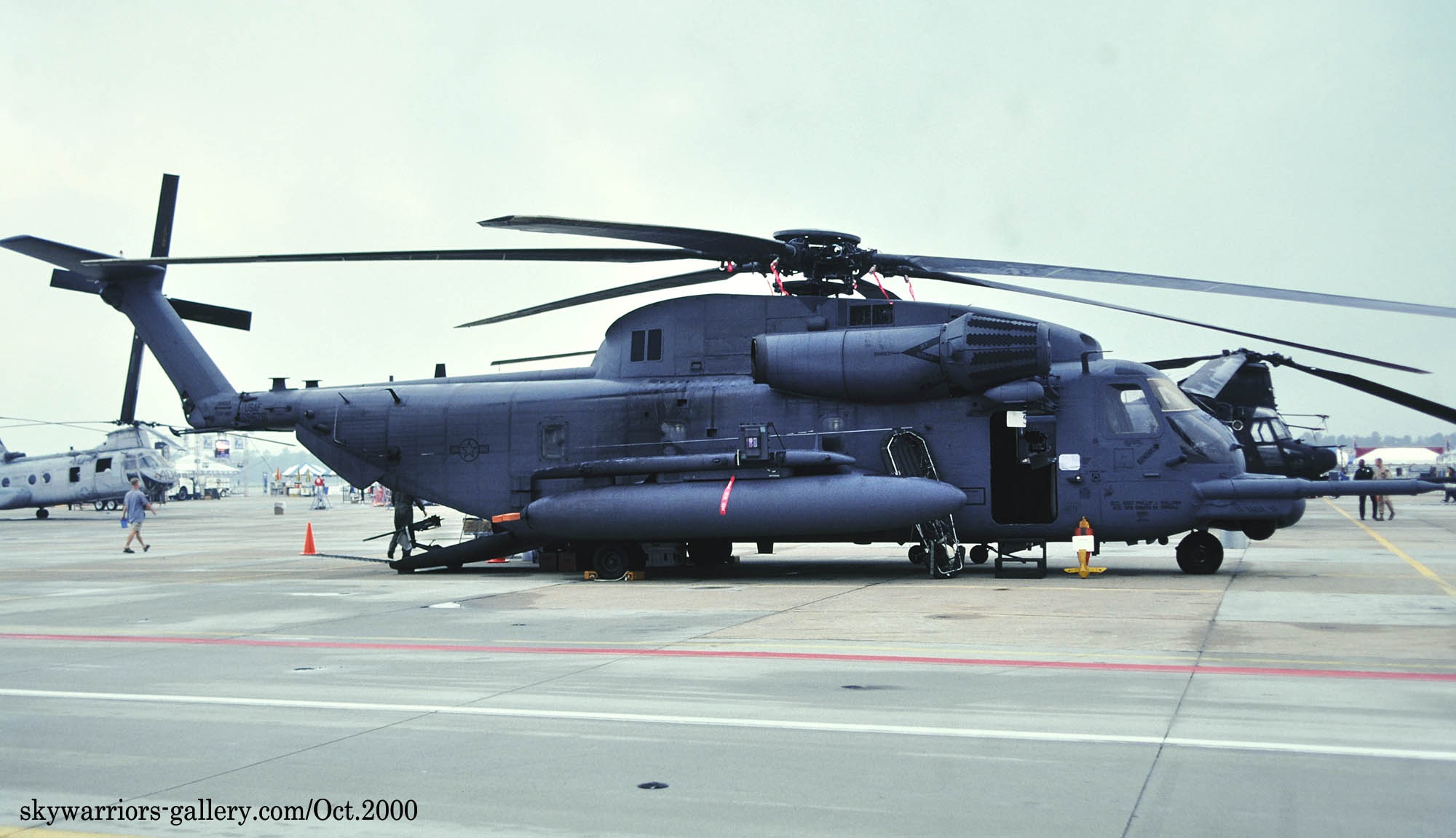 ↑ 1999 年 横田 基地 で 展示 さ れ た mh 53j 68 10358 31st sos の 所属 で あり