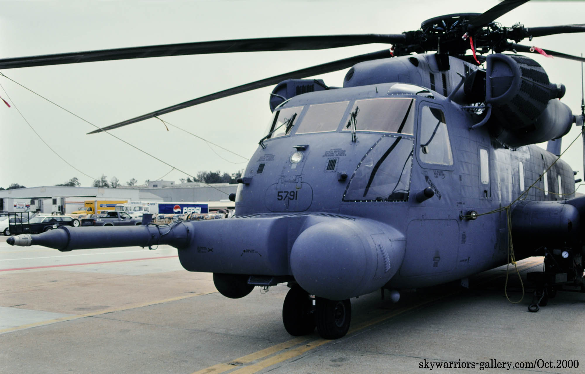 ↑ 1999 年 横田 基地 で 展示 さ れ た mh 53j 68 10358 31st sos の 所属 で あり