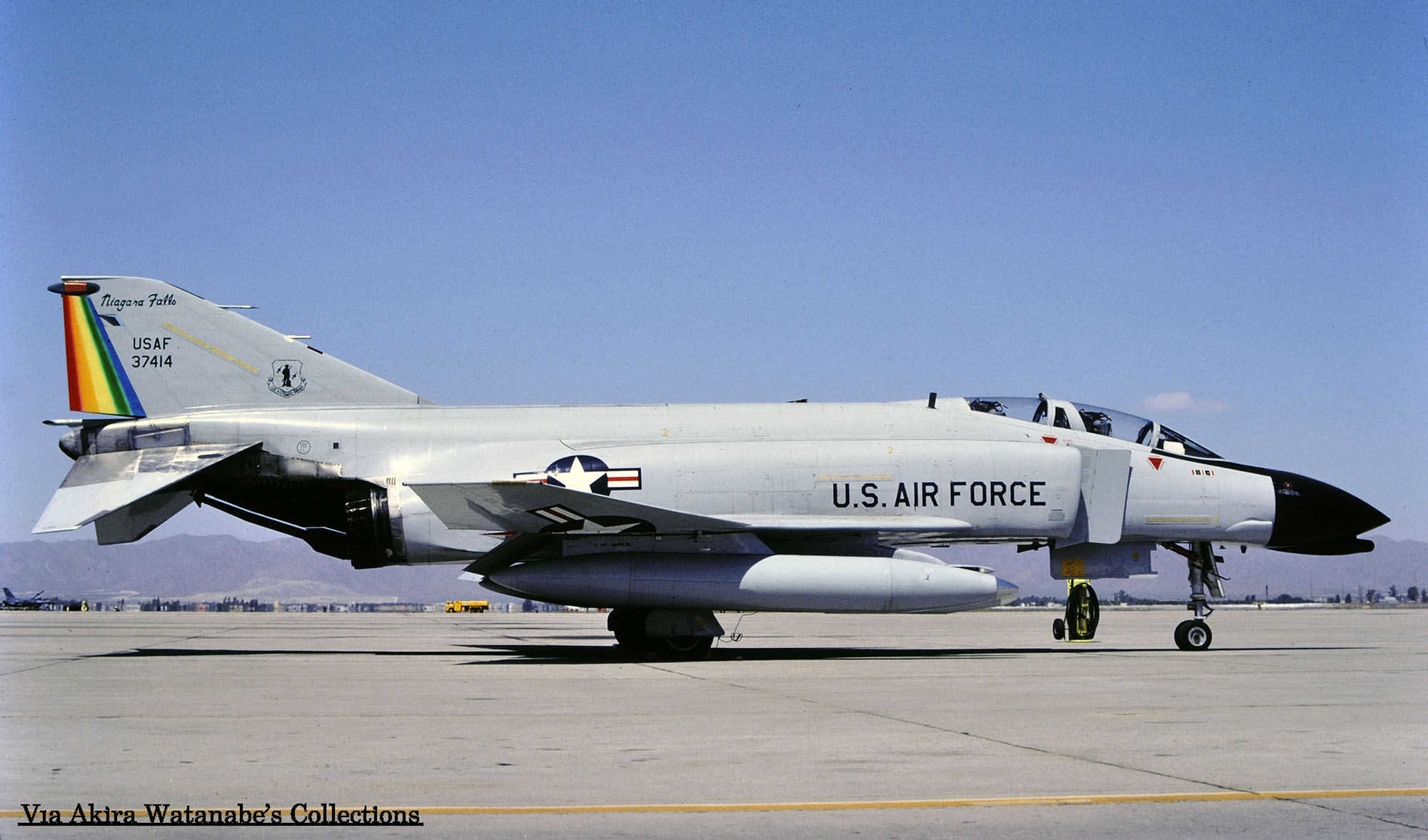 ↑ 1984年8月にローリング空軍基地で撮影された136th FISのF-4C/64-0666。パッケージポッドにもナイアガラフォールズの文字。